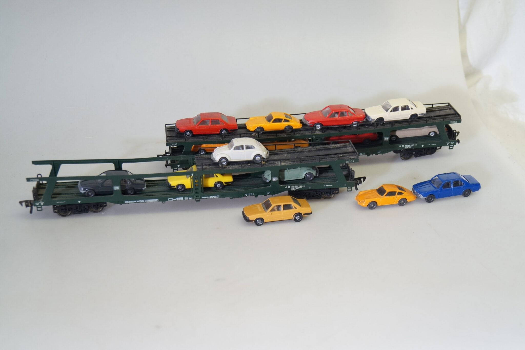 H0: 5284 Fleischmann 2x Autotransportwagen DDm 915, mit Ladung ...