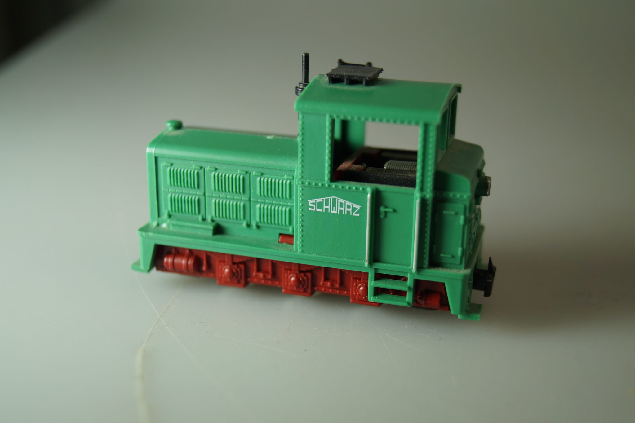 H0e Roco: 33205 Feldbahnlok Schwarz-Bau (gesupert) – TOP - gearontologist