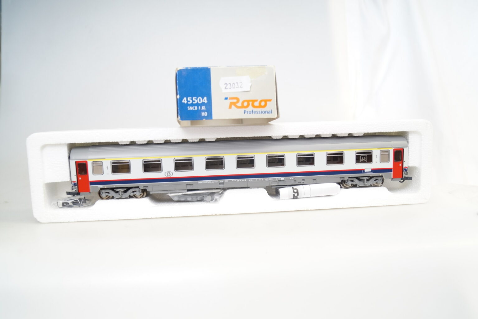 Roco H0 45504 Schnellzugwagen 1.Kl. SNCB, neuw./ovp - gearontologist