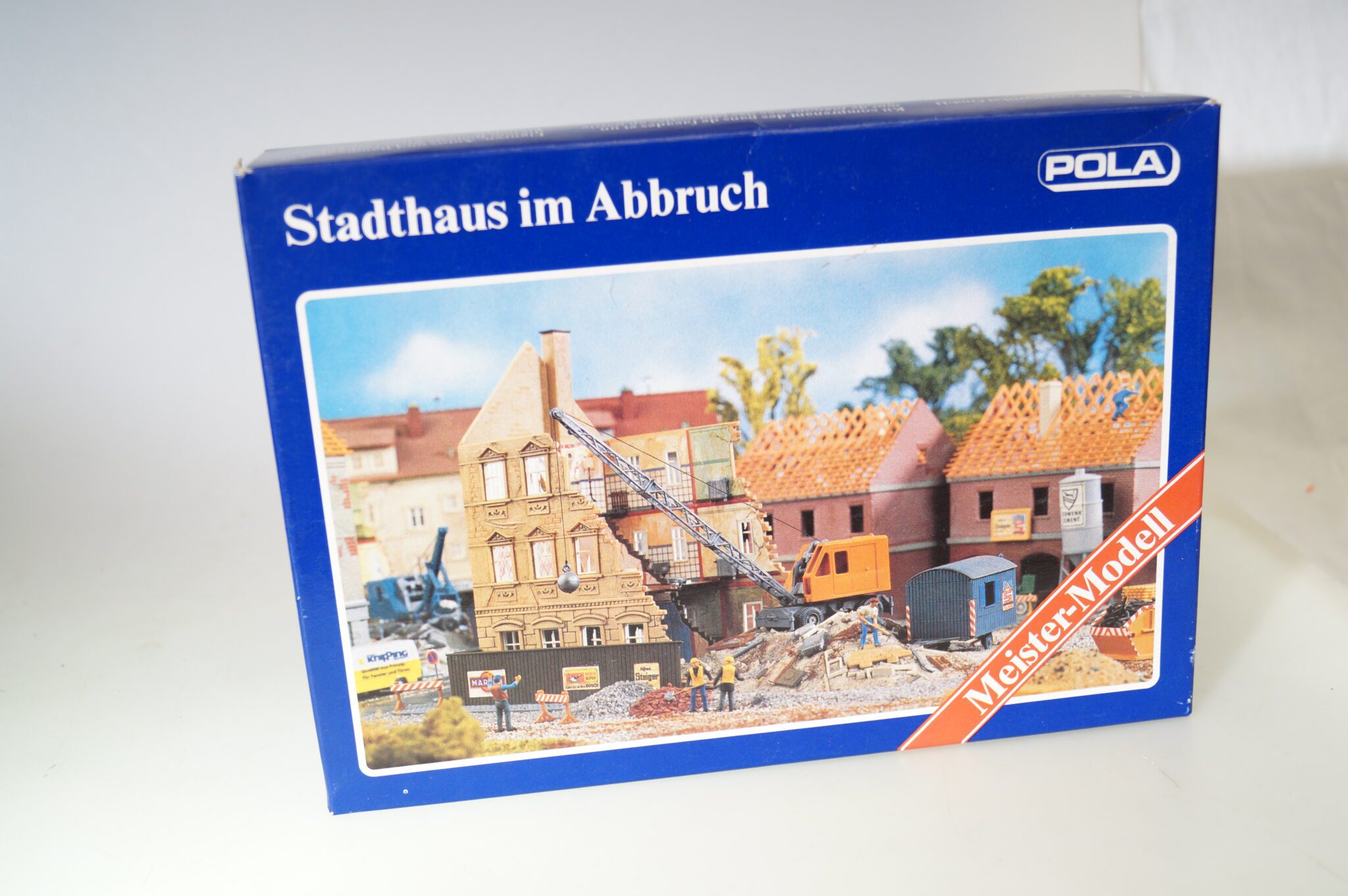 H0: Pola Bausatz Meister-Modell 162 Stadthaus im Abbruch (mit Bagger ...