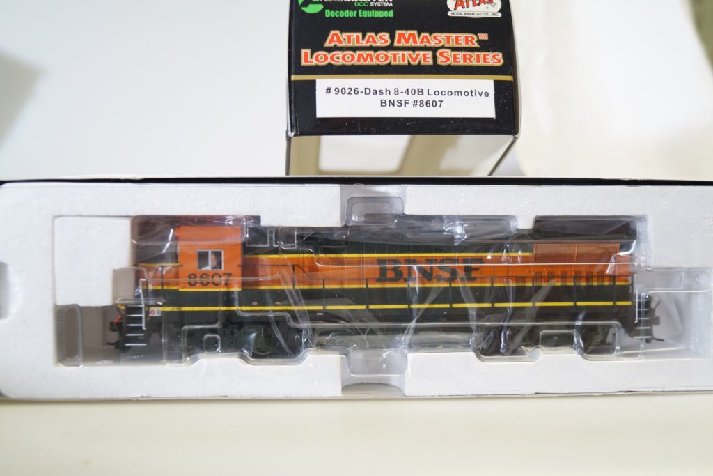 h0: Atlas Master 9026 US-Diesellok Dash 8-40B BNSF #8607, neuw./ovp/DCC - gearontologist