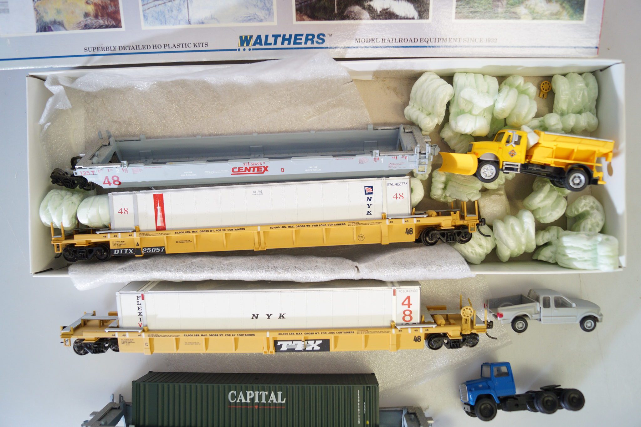 H0: Walthers 2x Double Stack flat cars TTX +2x Road Trailer Centex ...