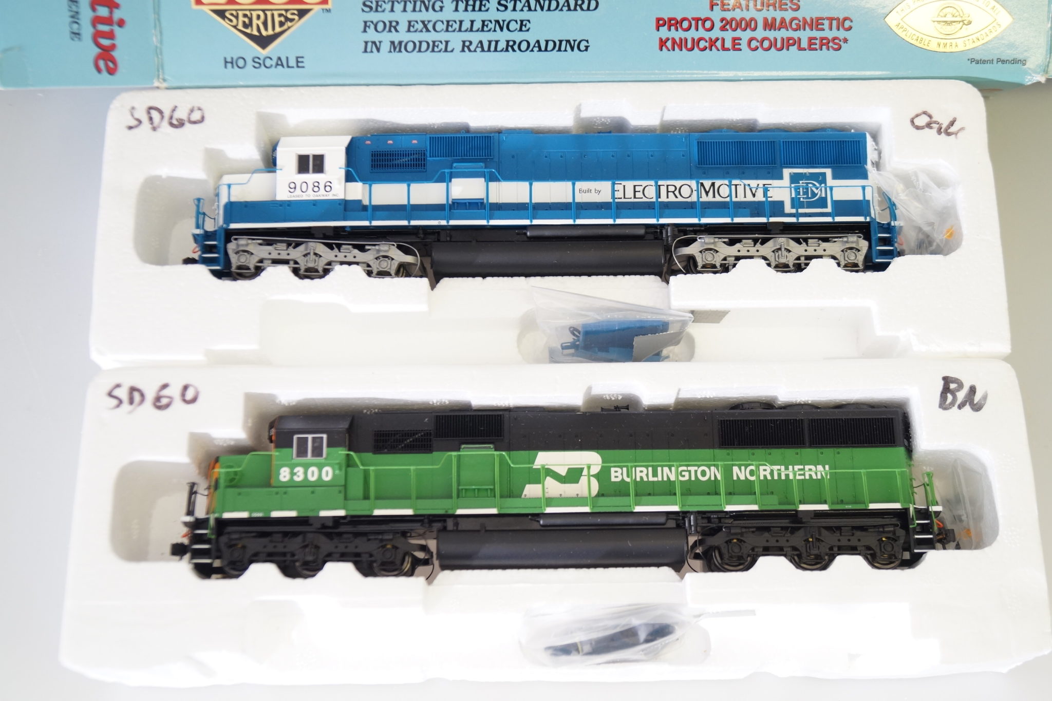 H0 23510 Proto 2000 2 Stück US-Lok SD60 Oakway + BN #9086 + #8300 top ...