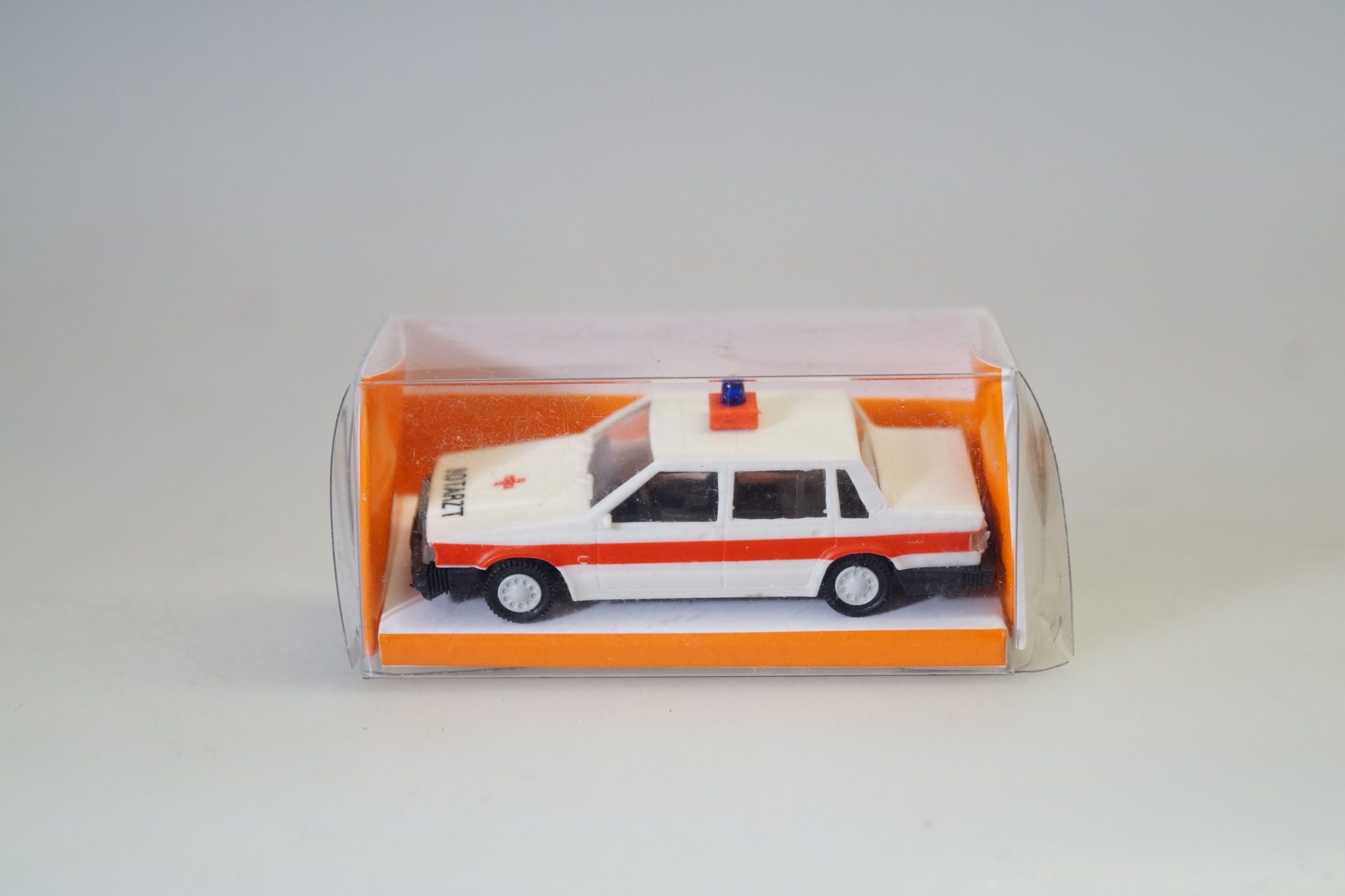 1:87 I.M.U. Volvo 760 Limo Notarzt, neuw./Fremd-Vp – gearontologist