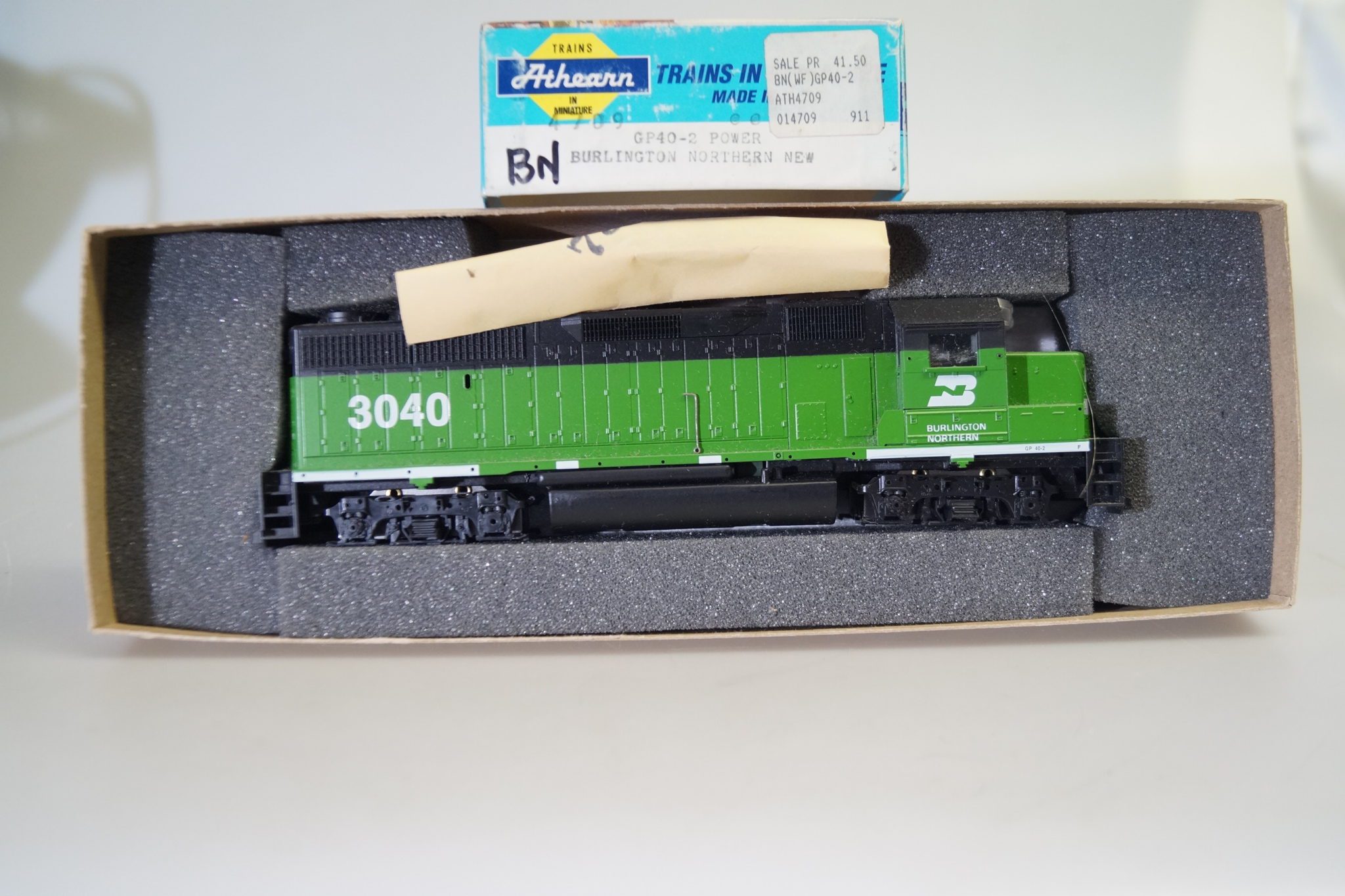 H0: Athearn 4709 US-Lok GP40-2 BN #3040, ACHSEN FEHLEN - gearontologist
