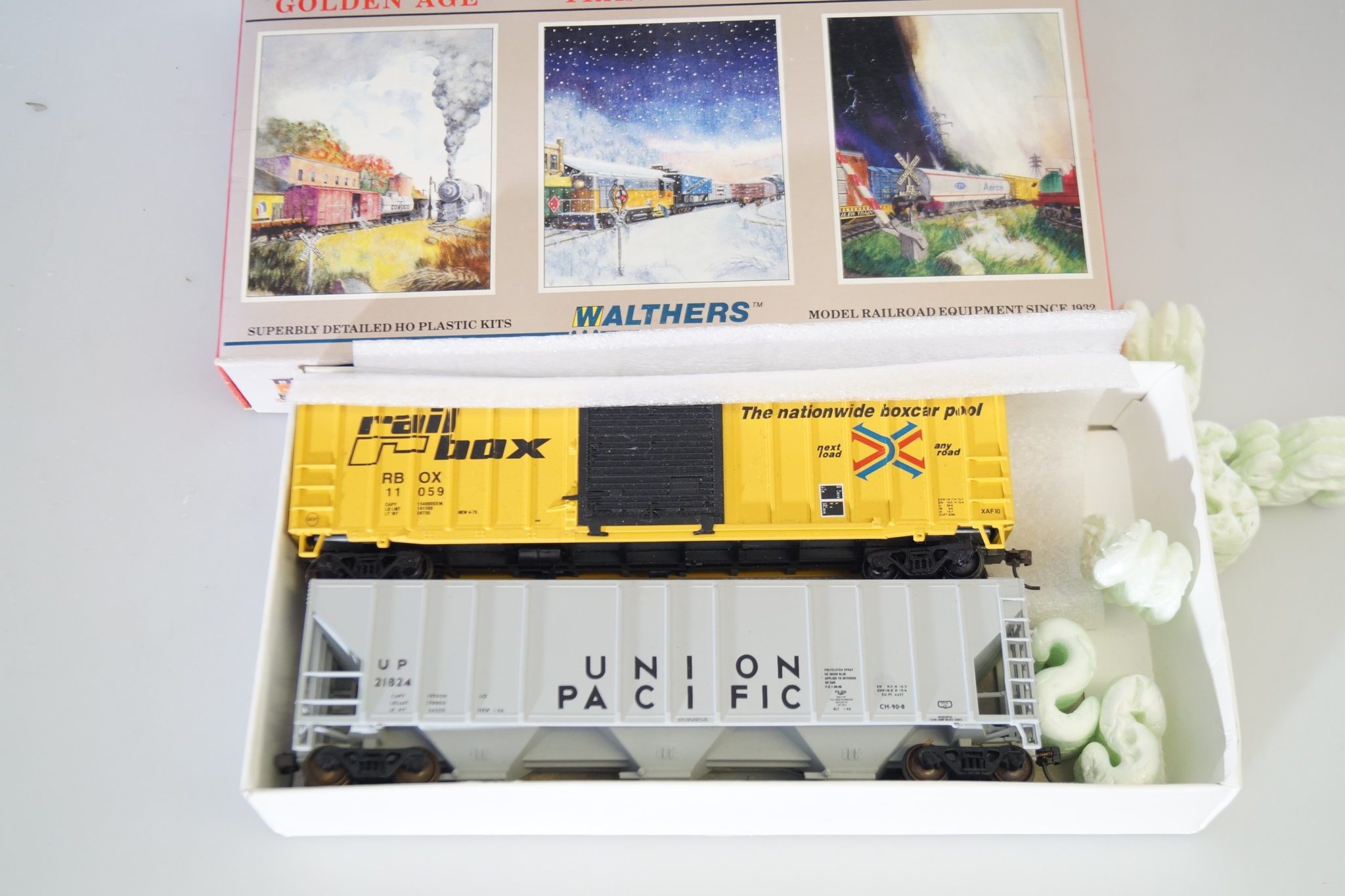 H0: Walthers 4427 Covered Hopper UP + Box Car RailBox, top/ovp ...
