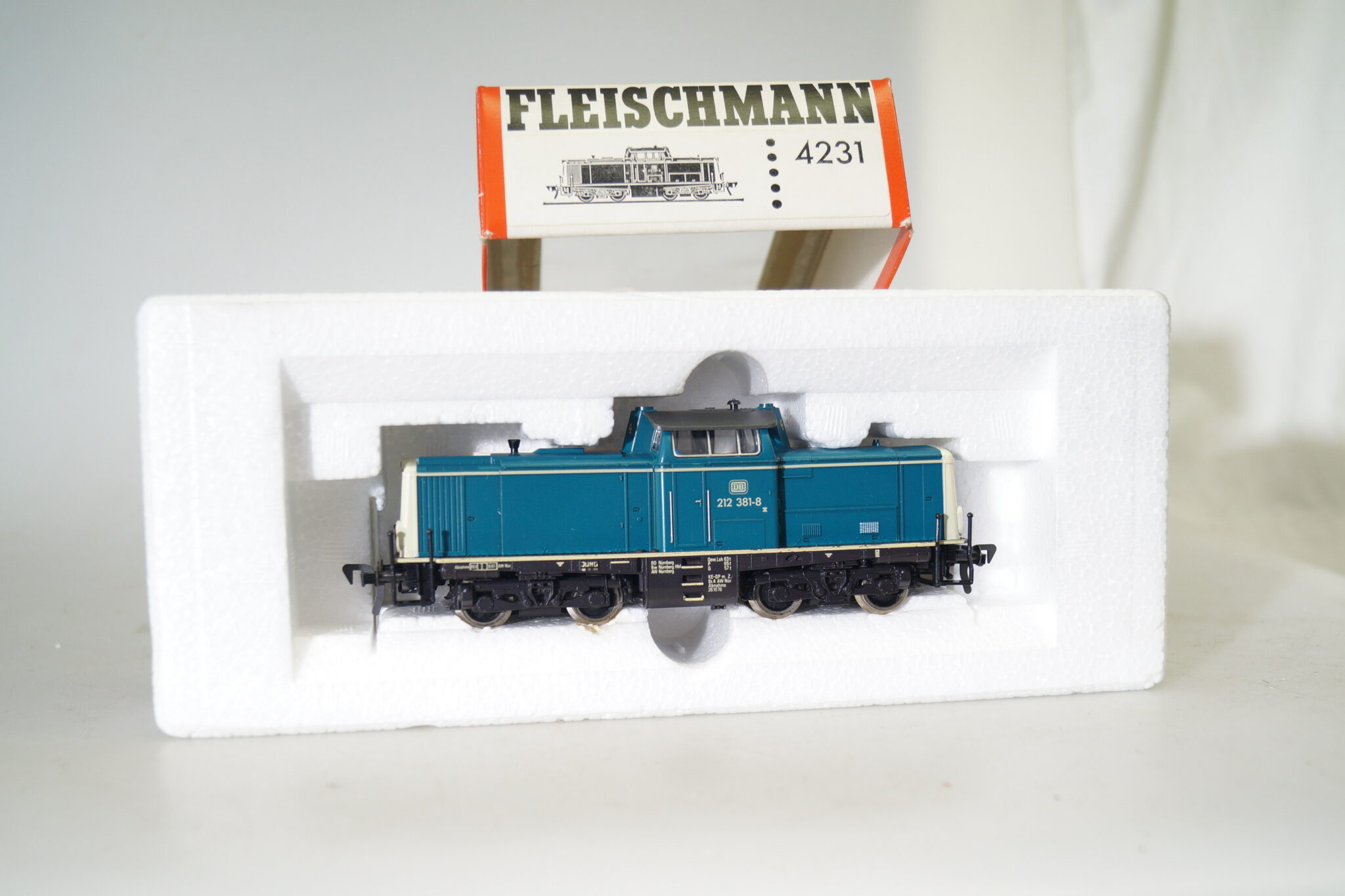 H0: Fleischmann 4231 Diesellok BR 212 381-8, TOP/OVP – gearontologist