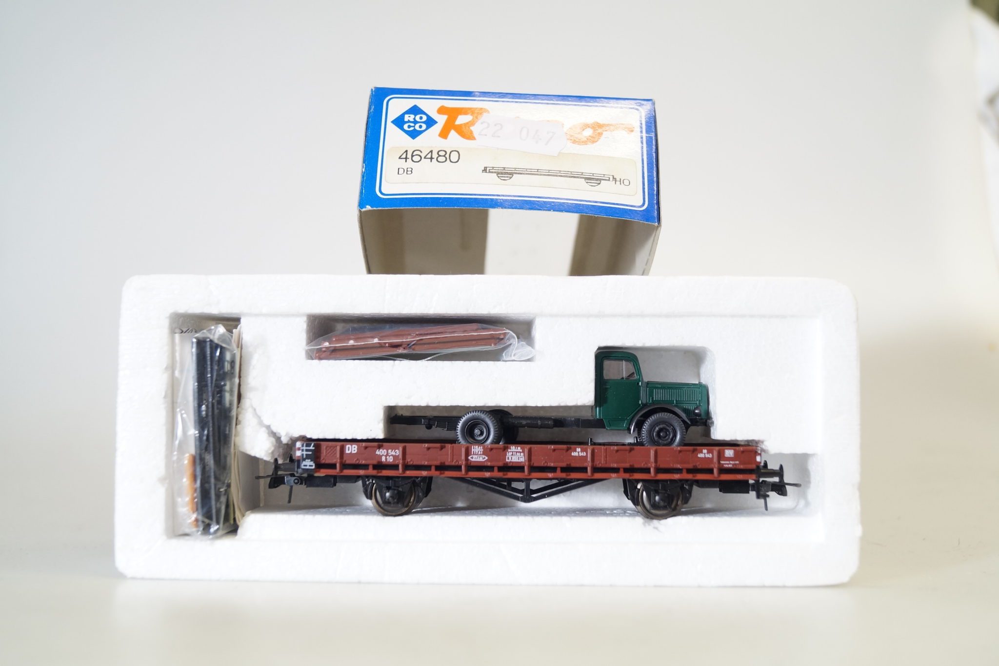 AC-Achsen! H0 Roco 46480 Flachwagen R 10 DB + Ladung MB 4500, neuw./ovp ...